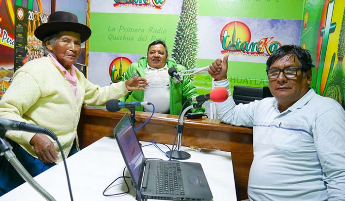 DoÃ±a Natividad Cueva visita instalaciones de Radio Titanka